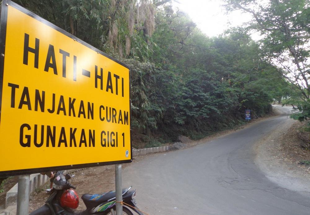 Dua Kendaraan Bertemu Di Tanjakan, Siapa Yang Harus Mengalah?